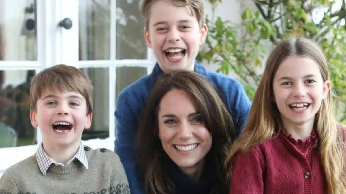 Princesa Kate aparece pela primeira vez após cirurgia em janeiro - CNV Mais